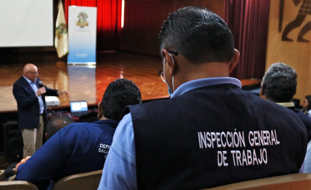 Capacitan a inspectores de trabajo en salud y seguridad ocupacional - Noticias IGSS