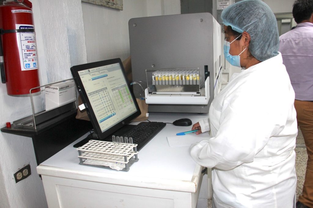 El IGSS felicita a sus químicos biólogos en su día - Noticias IGSS