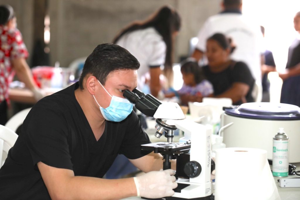 El IGSS felicita a sus químicos biólogos en su día - Noticias IGSS