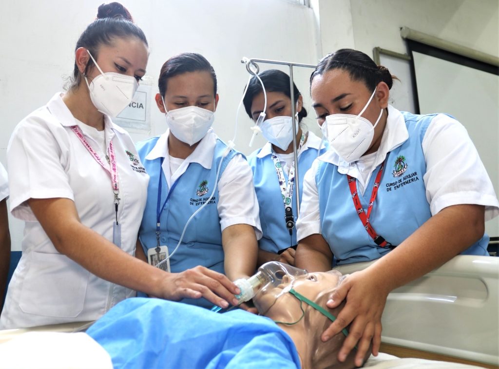 El IGSS abre convocatoria para estudiar el curso de Auxiliar de Enfermería - Noticias IGSS