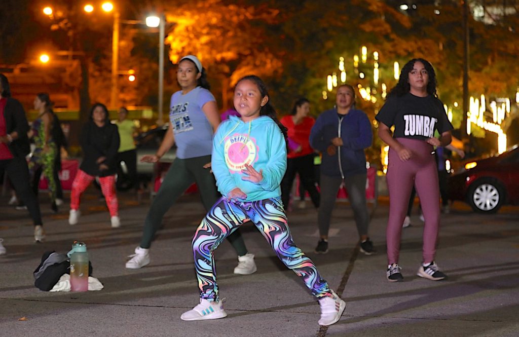 Todos balilaron y disfrutaron de la “Súper Clase de Zumba Neón ...