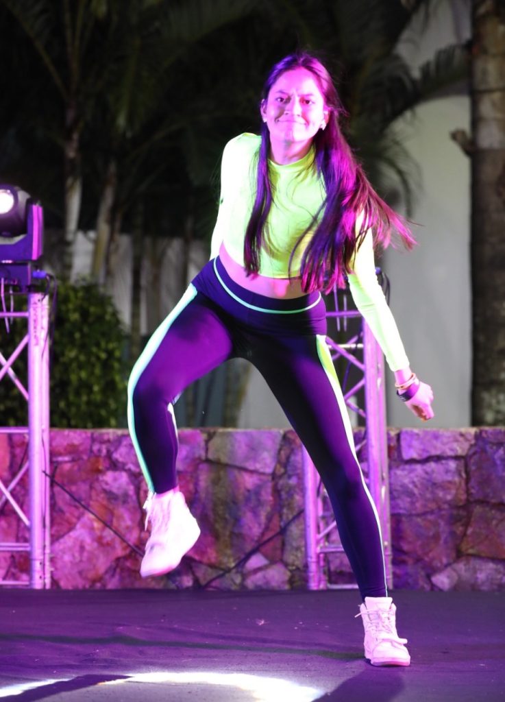 Todos balilaron y disfrutaron de la “Súper Clase de Zumba Neón ...