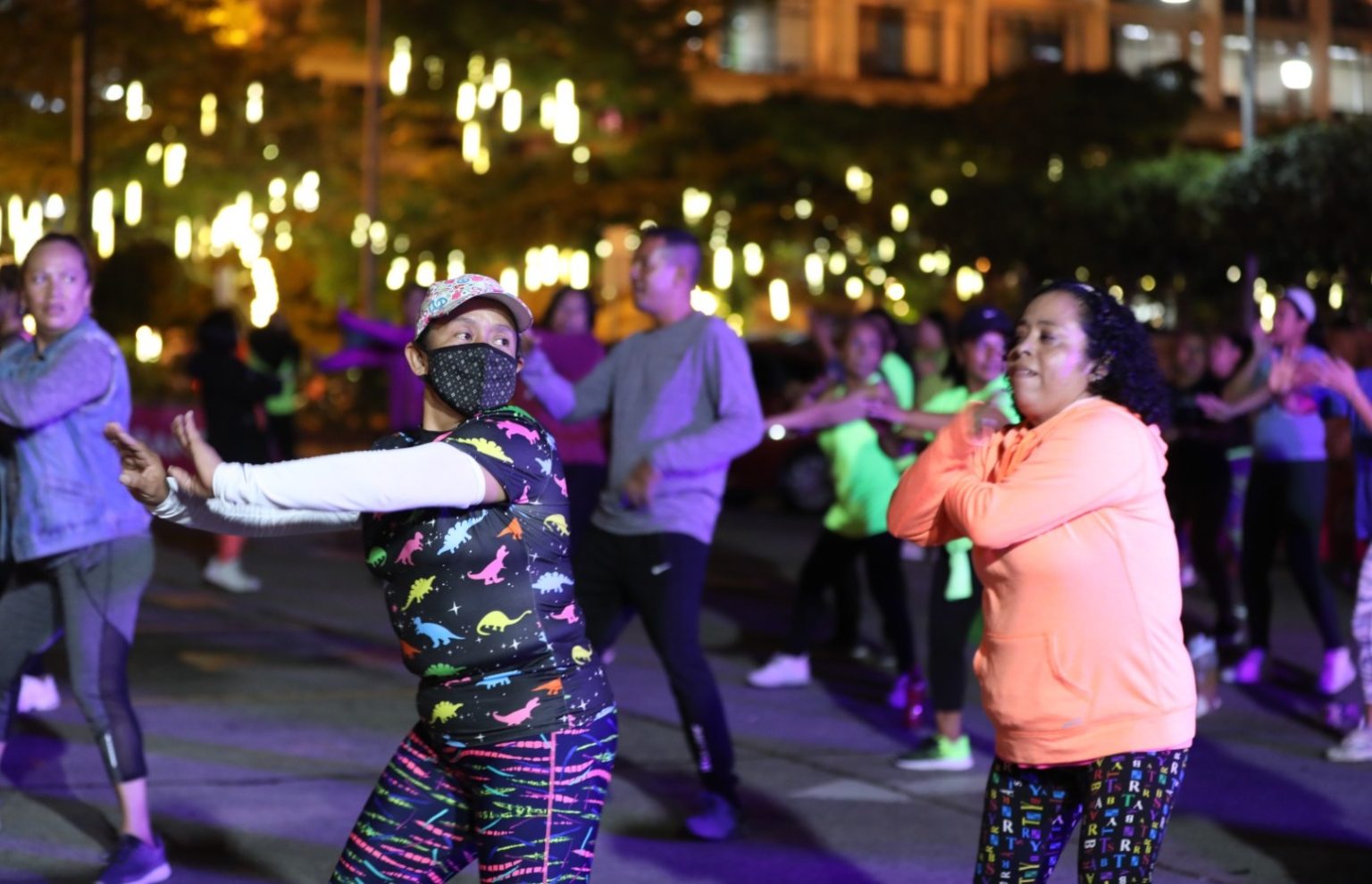 Todos balilaron y disfrutaron de la “Súper Clase de Zumba Neón ...